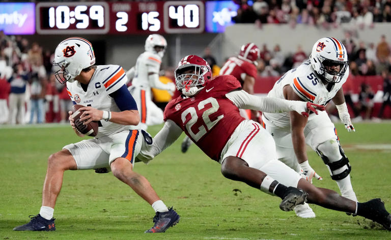 Alabama defensive lineman announces return for 2025 season