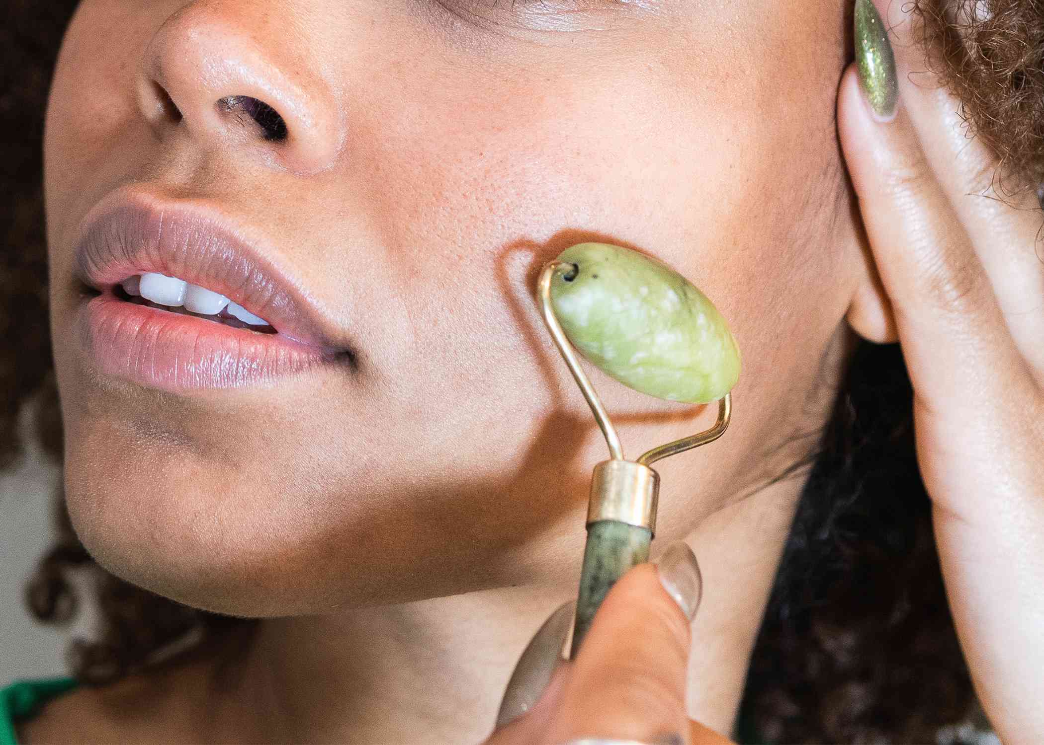 How to Depuff Your Face for a Refreshed and Rested Look