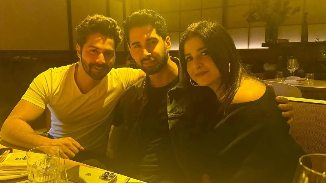 Pic: Karan Johar's 'babies' Maheep Kapoor, Varun Dhawan, Lakshya dine ... Pic: Karan Johar's 'babies' Maheep Kapoor, Varun Dhawan, Lakshya dine ...