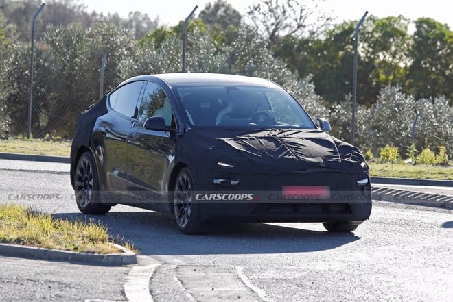Tesla Model Y Juniper, il restyling avvistato durante i test in Europa