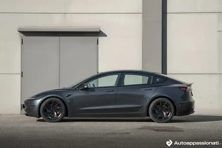 Prova Tesla Model 3 Performance: ti attacca al sedile, quanto consuma e ...