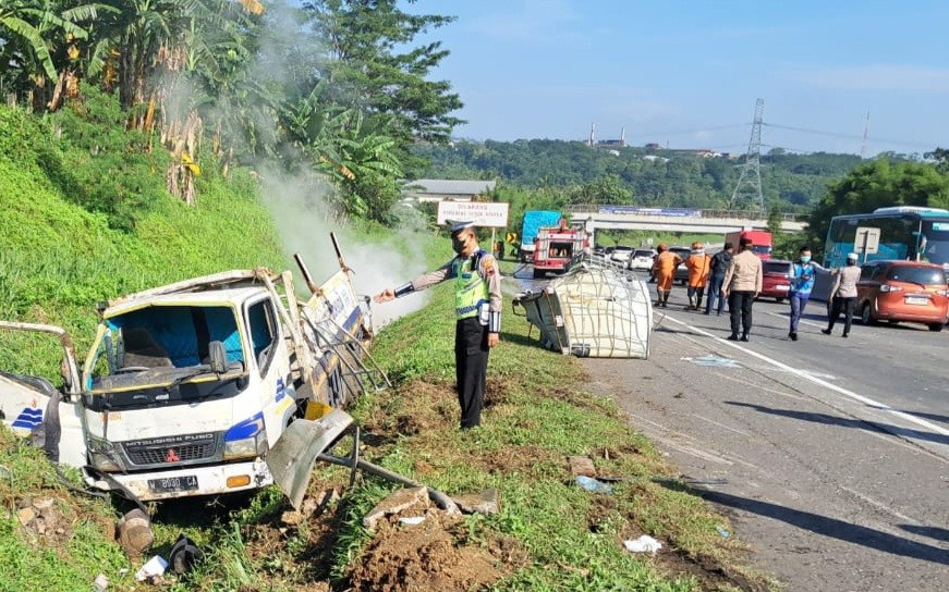 Bus Gunung Harta Tabrak Truk Muatan Bahan Kimia di Tol Semarang-Solo Bus Gunung Harta Tabrak Truk Muatan Bahan Kimia di Tol Semarang-Solo