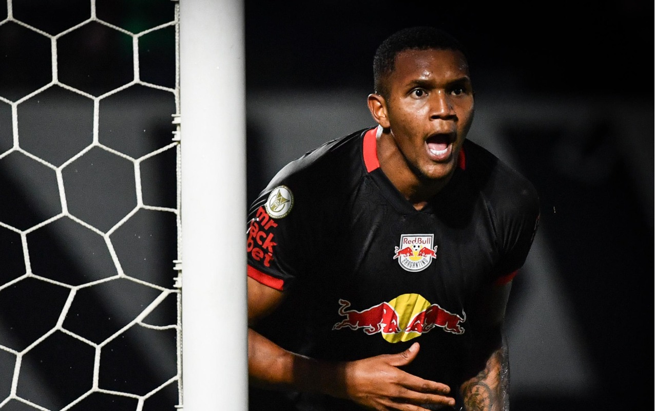 Bragantino devolve Douglas Mendes ao Salzburg