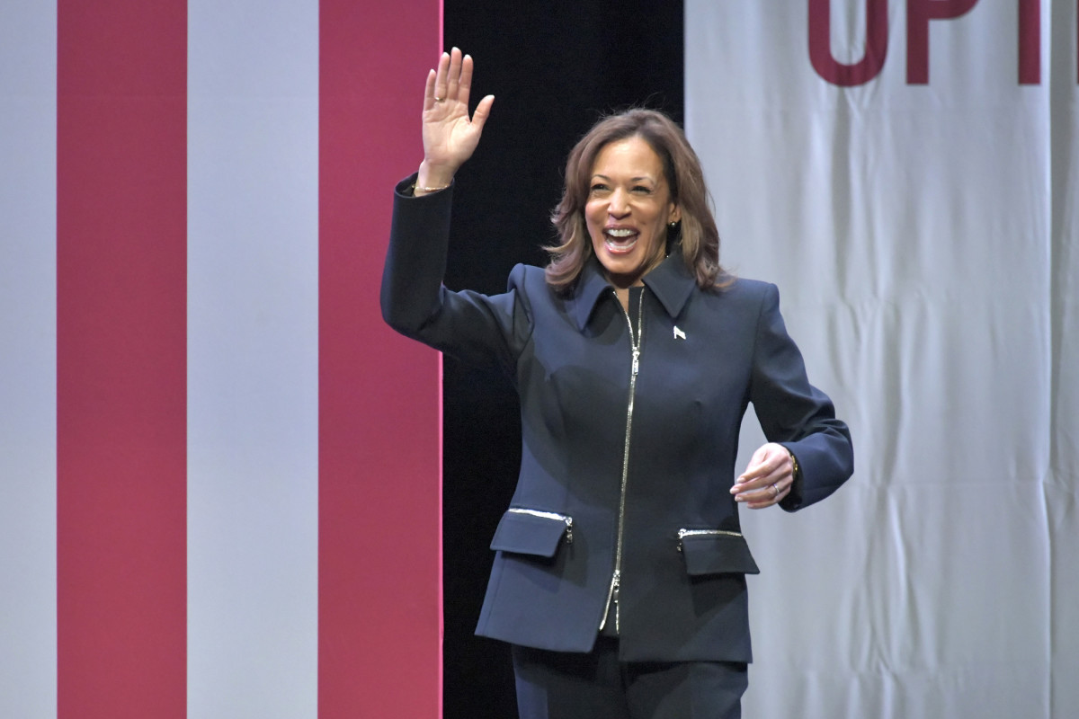 Kamala Harris Taking Heat For Botching Pledge Of Allegiance
