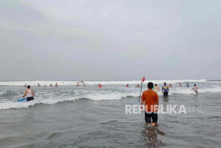 Anggota Polisi Meninggal Dunia Usai Selamatkan Wisatawan di Pantai ... Anggota Polisi Meninggal Dunia Usai Selamatkan Wisatawan di Pantai ...