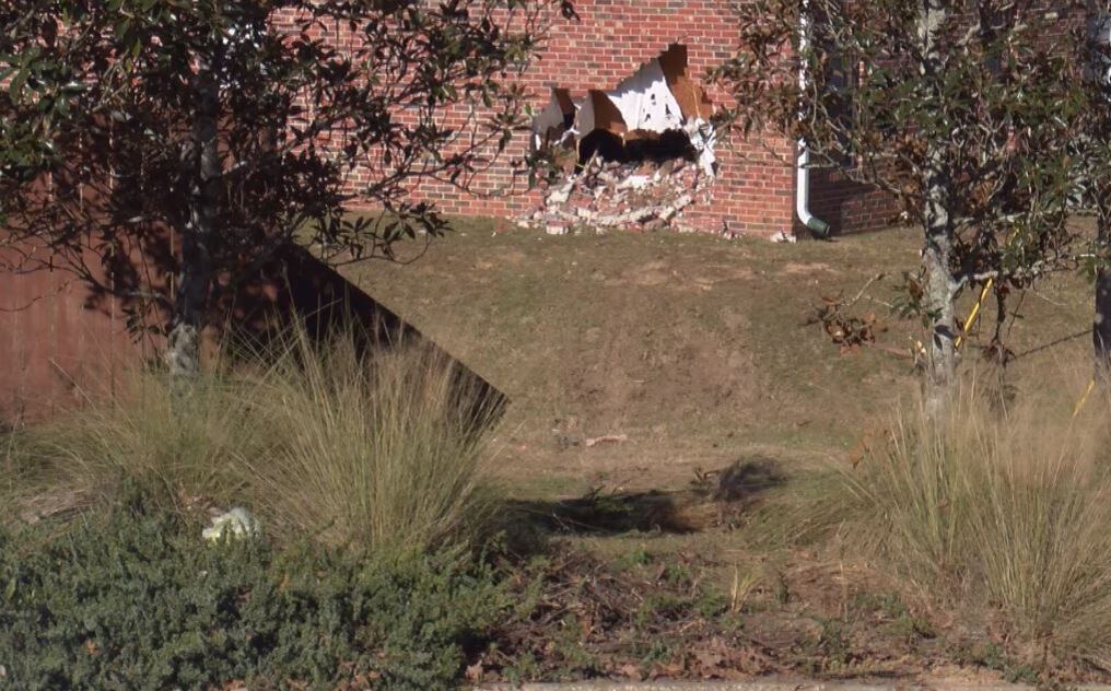 Driver nods off, strikes apartment building in Oak Grove