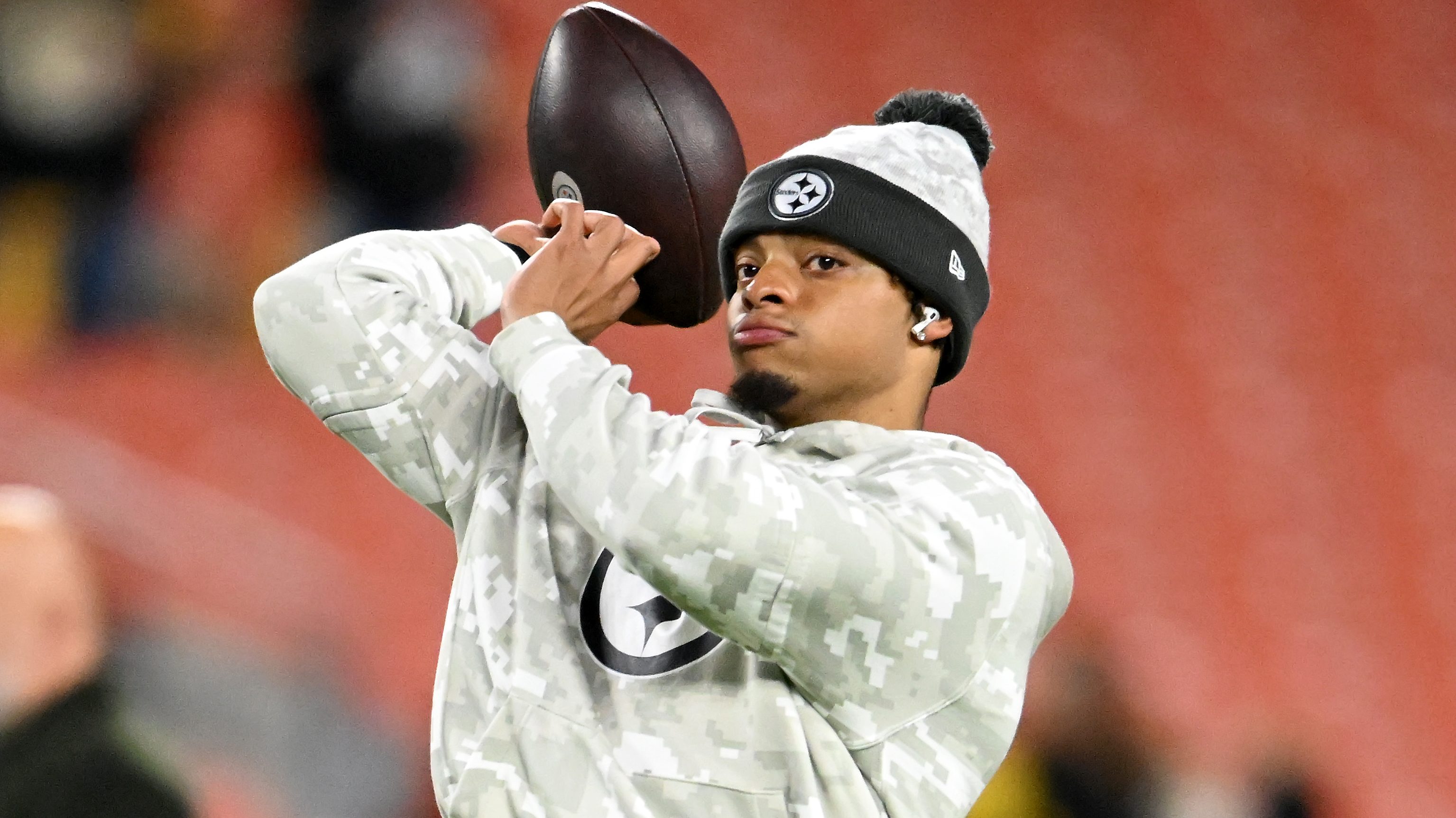 Justin Fields Breaks Silence on Potentially Re-Signing With Steelers ...