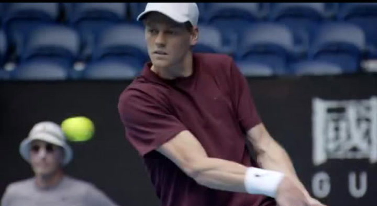 Le immagini del primo allenamento di Sinner per l'Australian Open