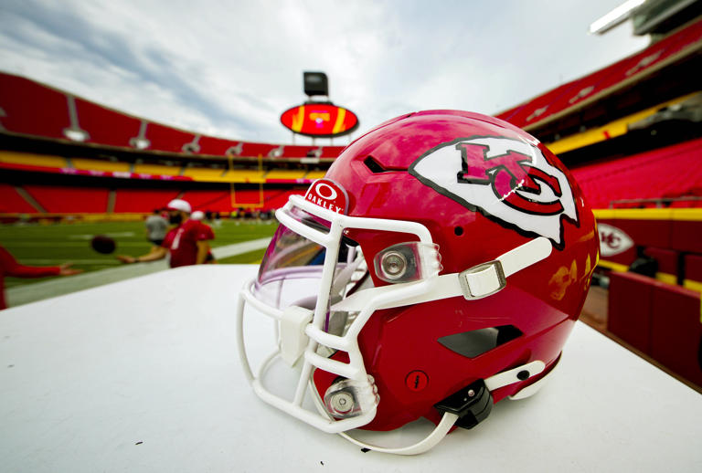 Chiefs’ team plane stranded at airport for hours amid blizzard Chiefs’ team plane stranded at airport for hours amid blizzard