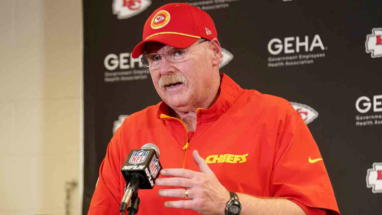 Chiefs stranded in Kansas City as ice shuts down airport Chiefs stranded in Kansas City as ice shuts down airport