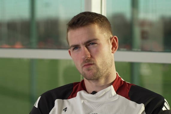 德利赫特：外界太关注我们的阵型，但之前我们也是三中卫