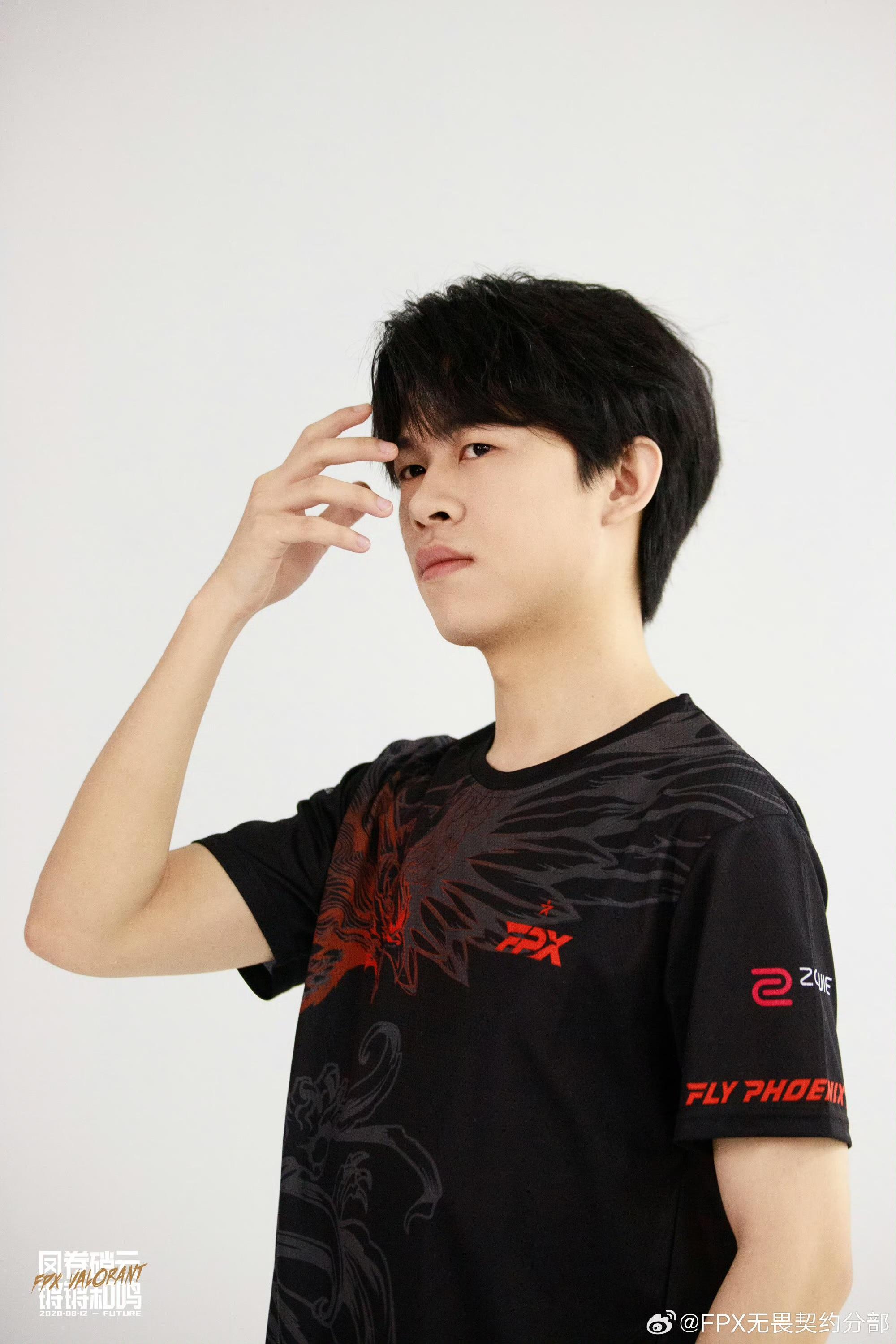 FPX发布定妆照拍摄花絮：看见了吗？沙包大的拳头