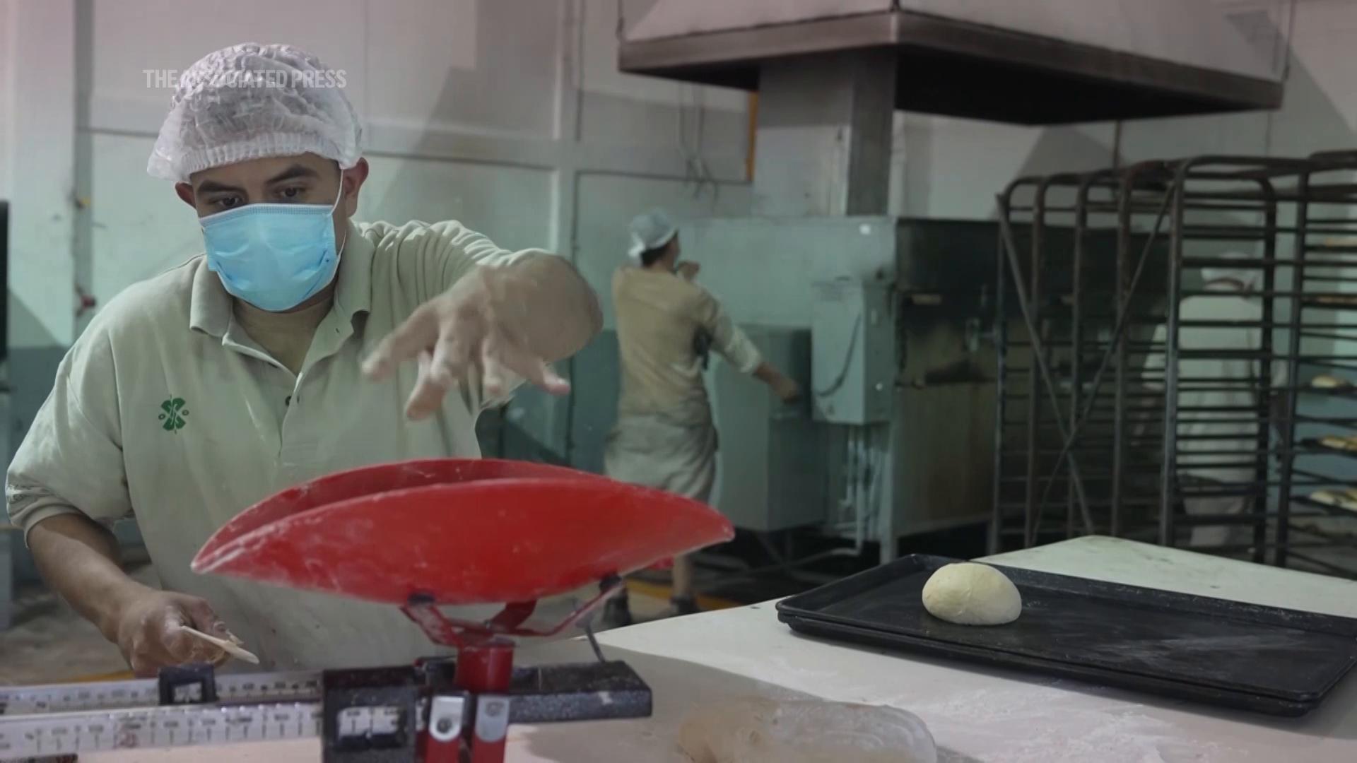 Baking behind bars: inmates at Mexico prison make traditional Three ...
