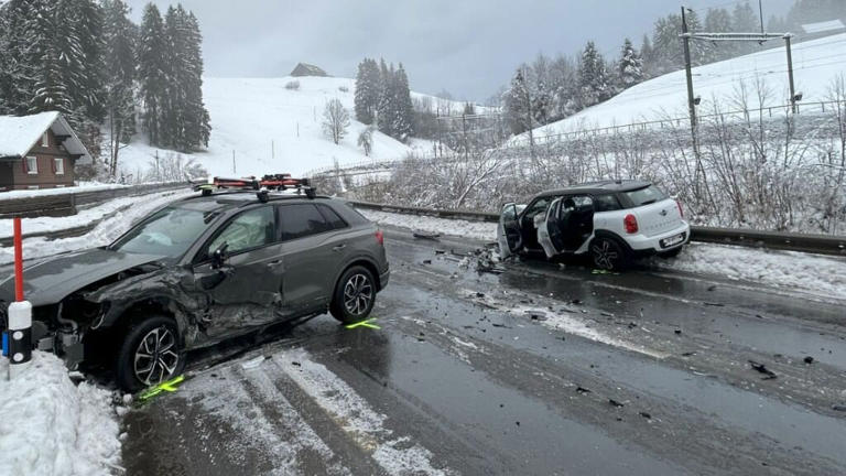 In Bennau SZ: Zwei Verletzte bei Frontalkollision