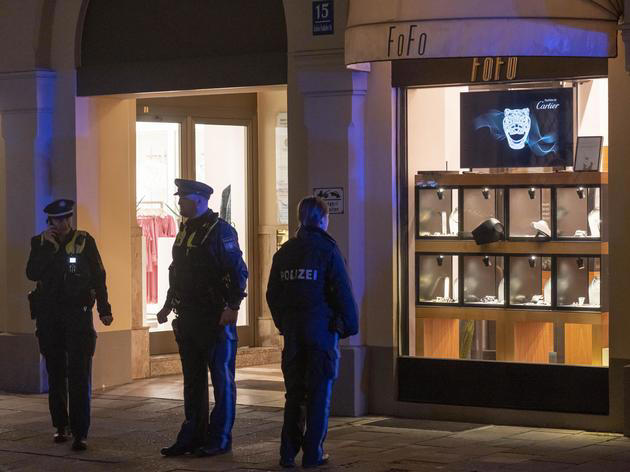 Bewaffneter Raub-Überfall auf Juwelier in München: Täter auf der Flucht – Polizei fahndet mit Fotos