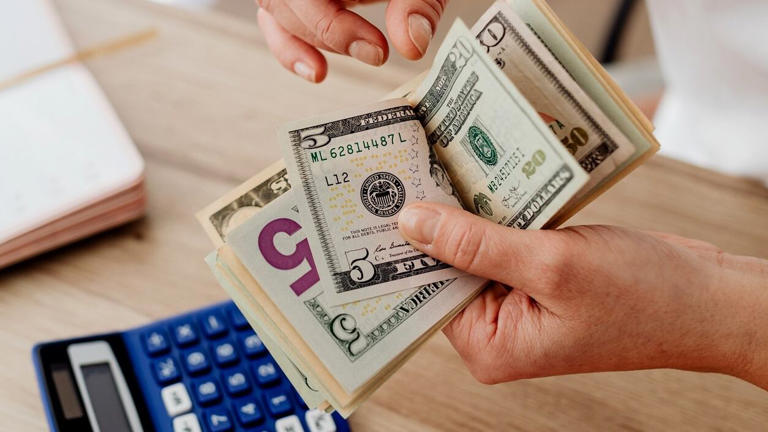 How to Identify a counterfeit dollar