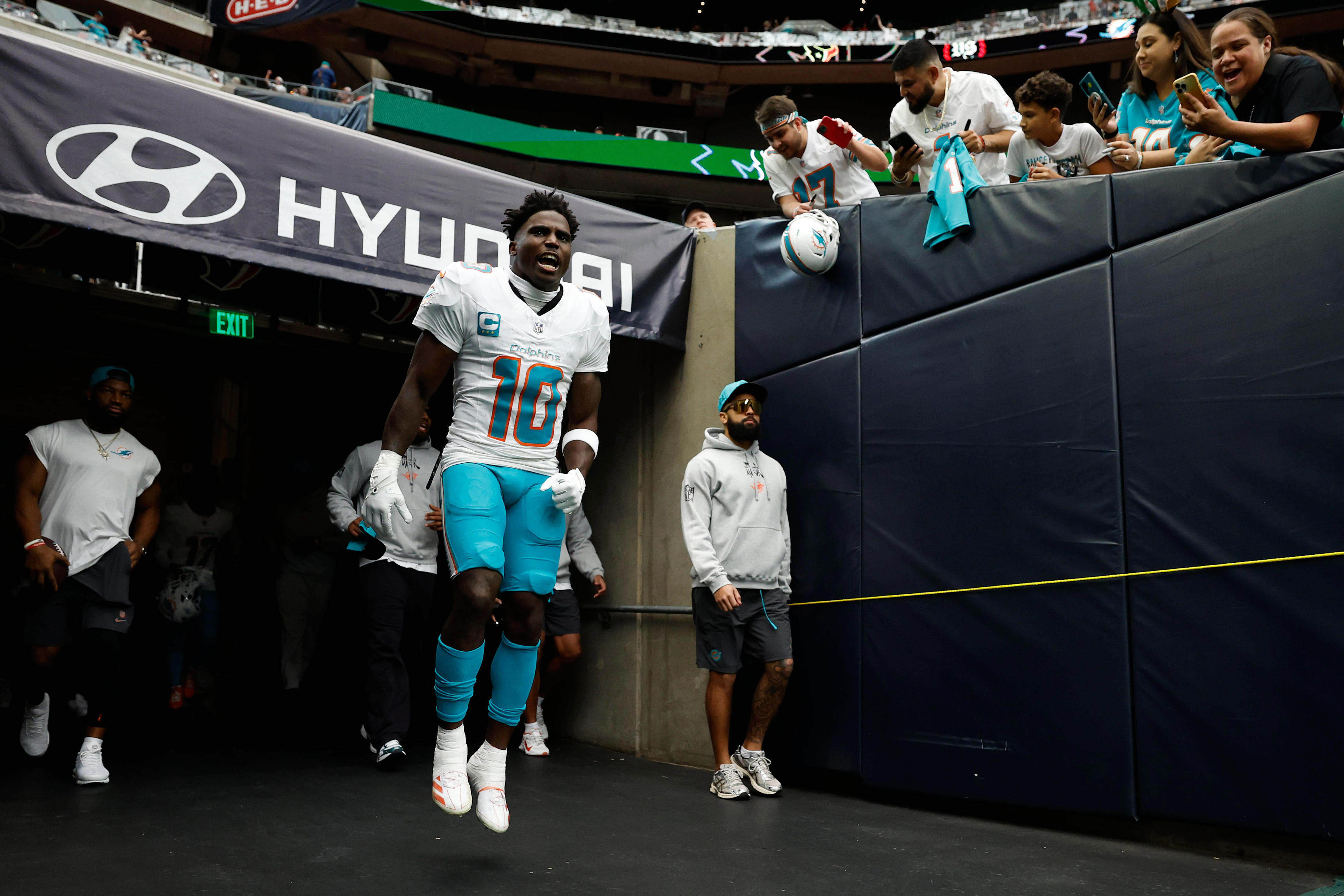 Tyreek Hill says cryptic 'coach' tweet not about leaving Dolphins