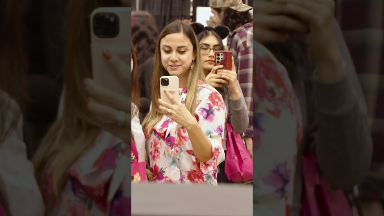 Cat plays piano for holiday tips and festive fun