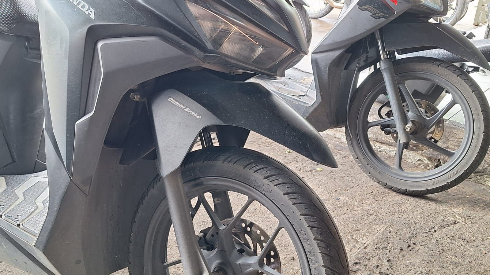 Begini Caranya Agar Pelek Motor Matic Tidak Peyang Saat Menghajar Lubang