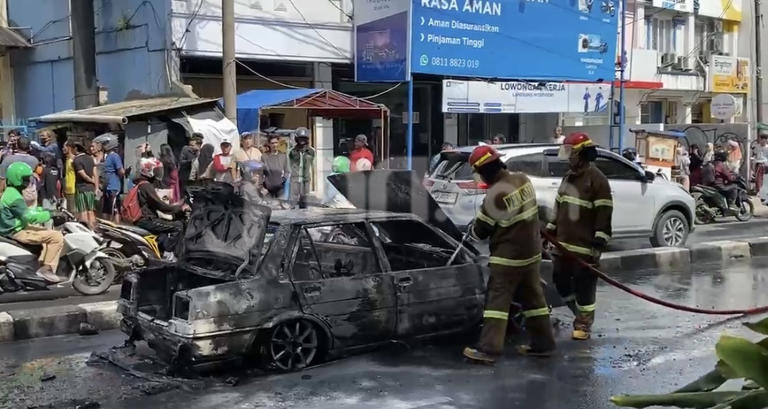 Belum 1 Hari Dibeli, Sebuah Mobil Hangus Terbakar di Jalan Margonda