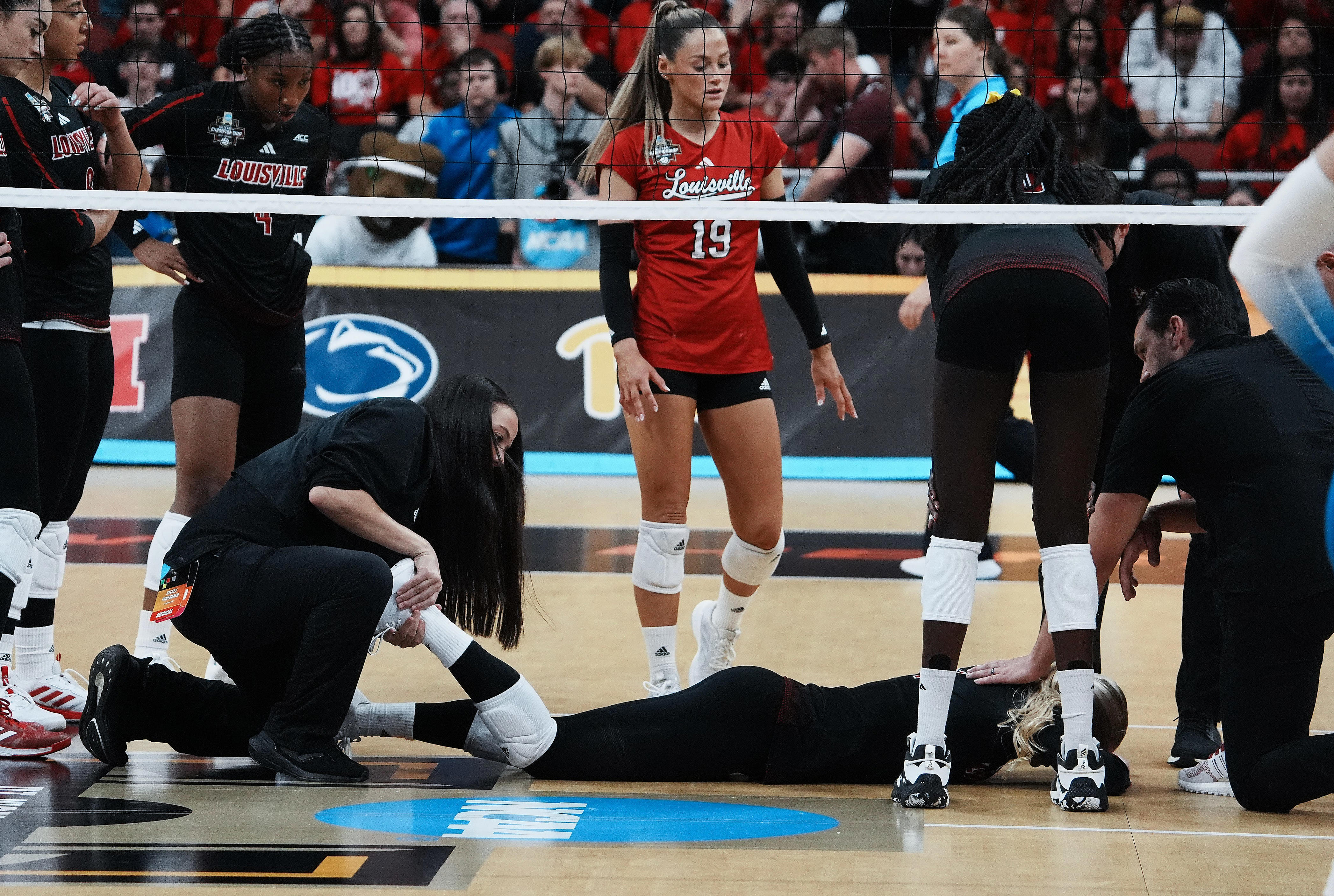 Louisville volleyball's Anna DeBeer leaves NCAA semifinal match vs No ...