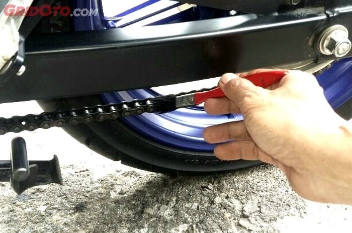 Cara mengatasi suara rantai motor bising di musim hujan, lakukan ini