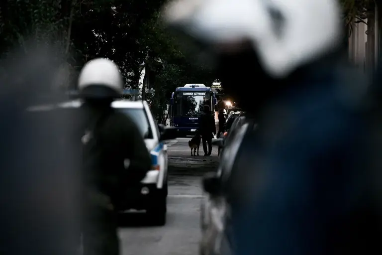 Επίθεση με γκαζάκι σε πολυκατοικία που διαμένει ο πρώην πρόεδρος του ...