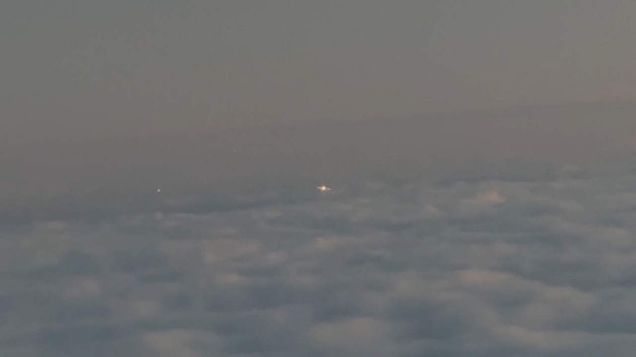 Light orbs spotted in the sky during Chicago to Newark flight, USA