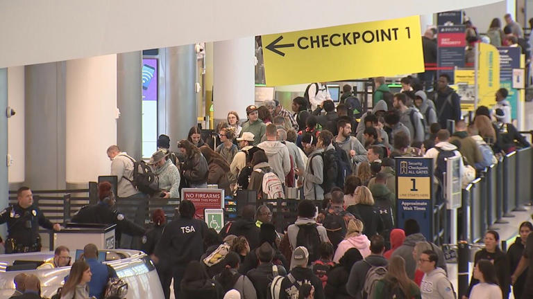 Charlotte airport welcomes rush of holiday travelers
