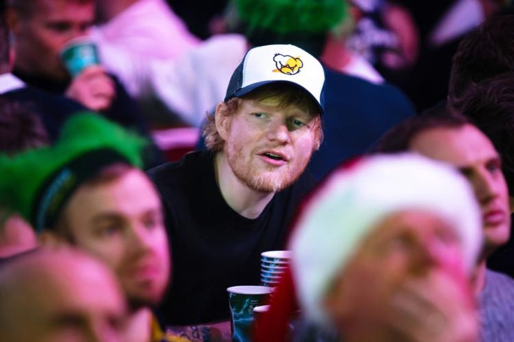 VIDÉO. Ed Sheeran se fait chambrer et répond d’un cul sec lors des ... VIDÉO. Ed Sheeran se fait chambrer et répond d’un cul sec lors des ...