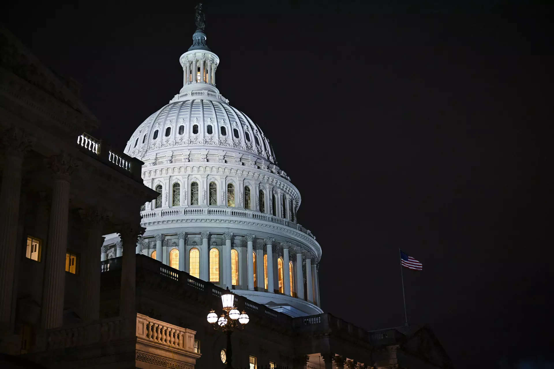 US Senate passes government funding bill, averts shutdown US Senate passes government funding bill, averts shutdown