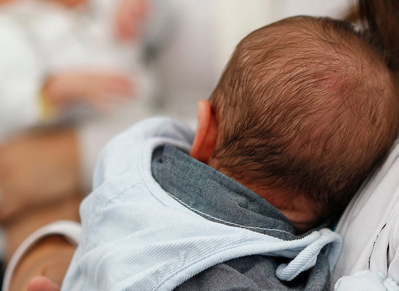 Posnatal de un año: la propuesta que abre un intenso debate en medio de ...