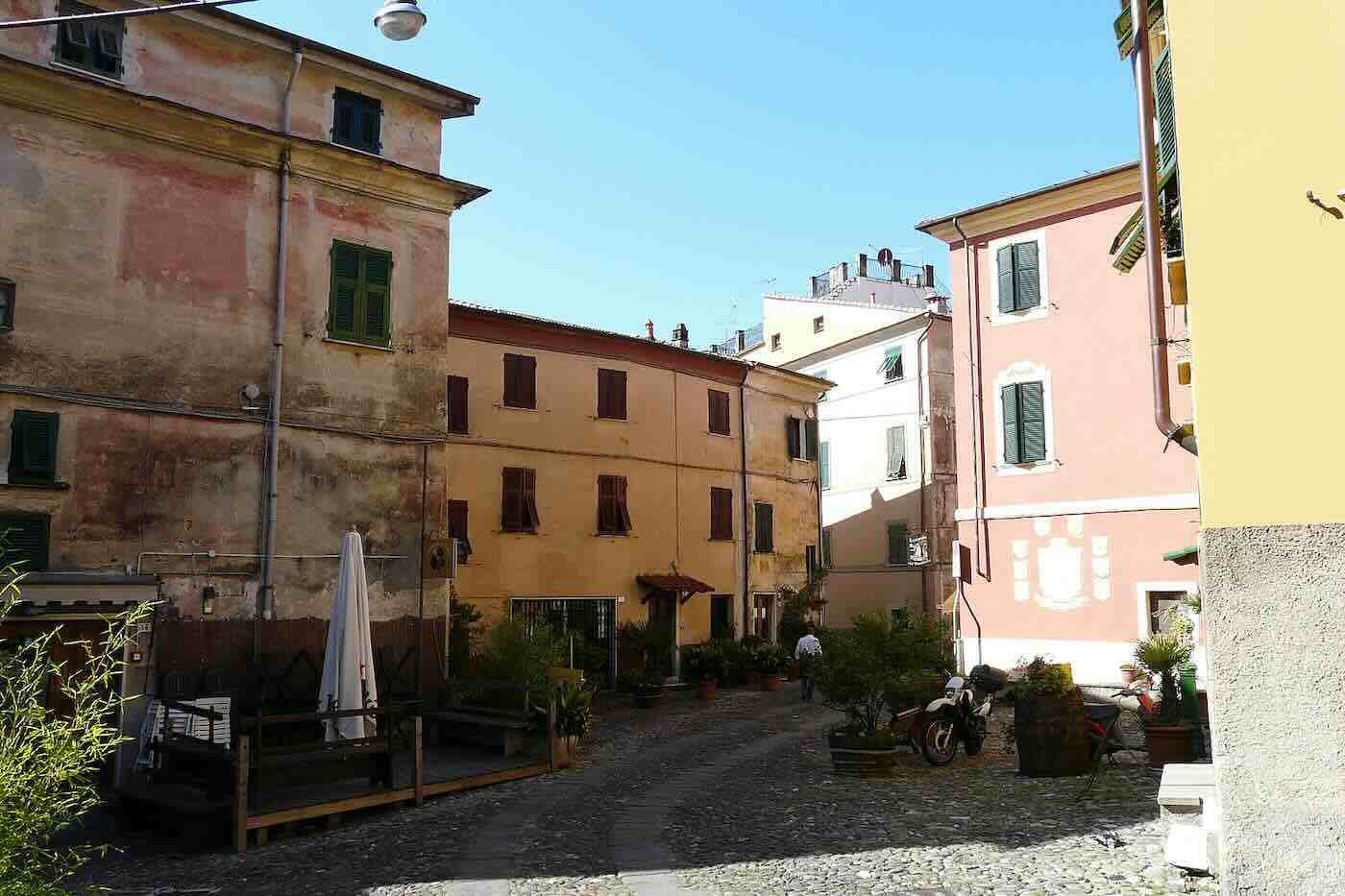 Vezzano Ligure, un uomo di 64 anni viene trovato morto in un bosco dopo ... Vezzano Ligure, un uomo di 64 anni viene trovato morto in un bosco dopo ...
