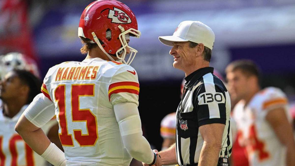 Controversial Patrick Mahomes Ref Call Has Fans Yelling 'Fix!'
