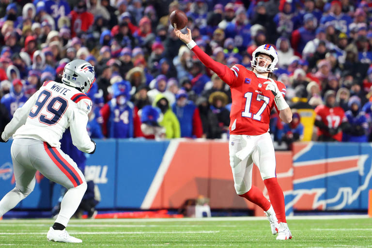 Josh Allen injury update: Bills QB hurts right throwing hand against Patriots