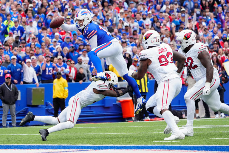 Josh Allen injury update: Bills QB hurts right throwing hand against ...