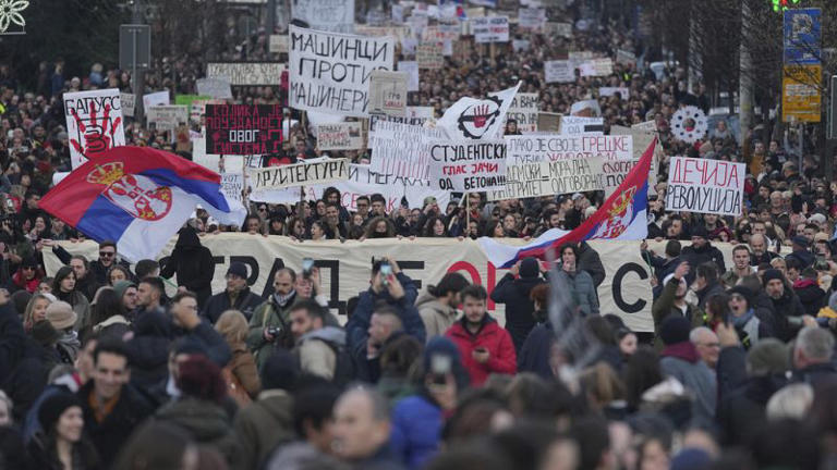 Des dizaines de milliers de Serbes manifestent contre le président ... Des dizaines de milliers de Serbes manifestent contre le président ...