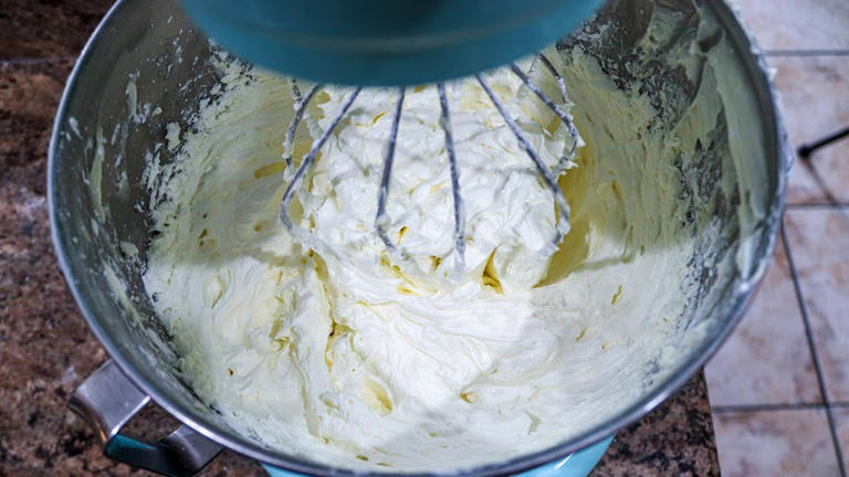 A Versatile Buttercream Frosting That Can Be Used On Cakes Or Cupcakes ...