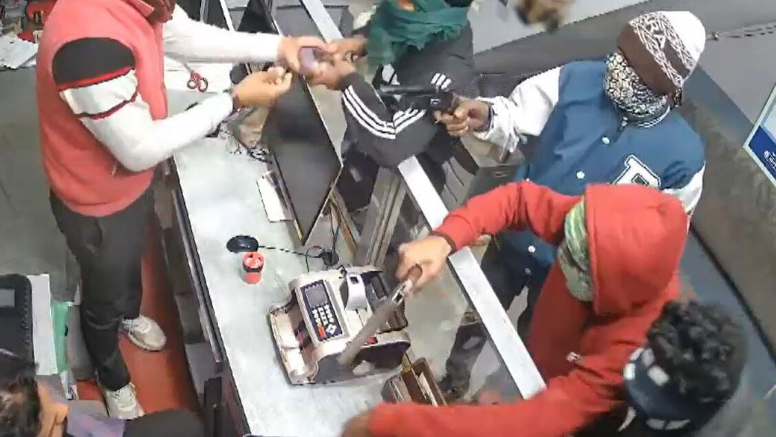 Robbery caught on cam: Masked men loot Rs 1.5 lakh from UP mini-bank at ... Robbery caught on cam: Masked men loot Rs 1.5 lakh from UP mini-bank at ...