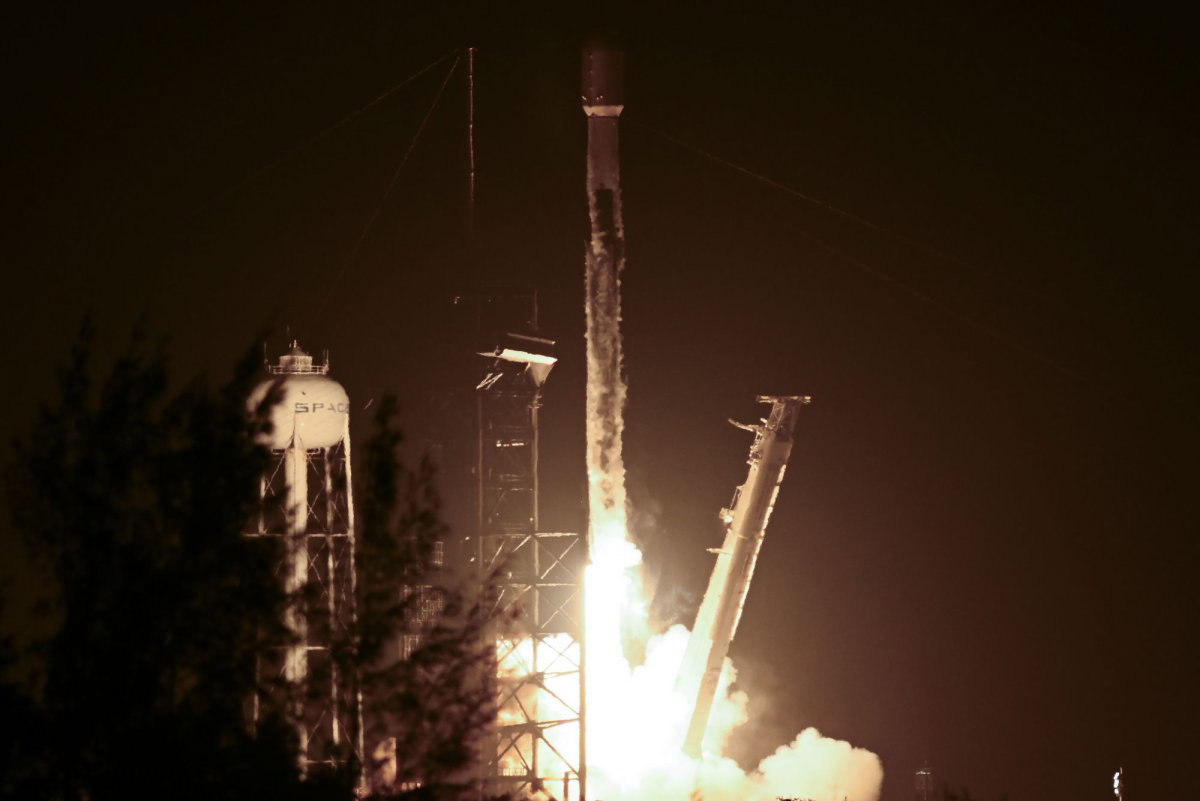 SpaceX launches 21 Starlink satellites from Florida SpaceX launches 21 Starlink satellites from Florida
