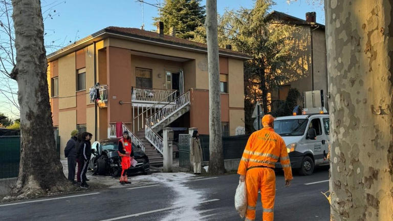 Si schianta con l’auto sulla Vignolese e finisce nel cortile di una casa: lascia i suoi dati e ...