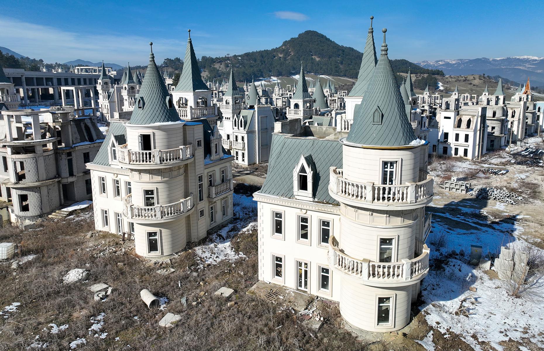 Explore this creepy abandoned ghost town filled with empty castles