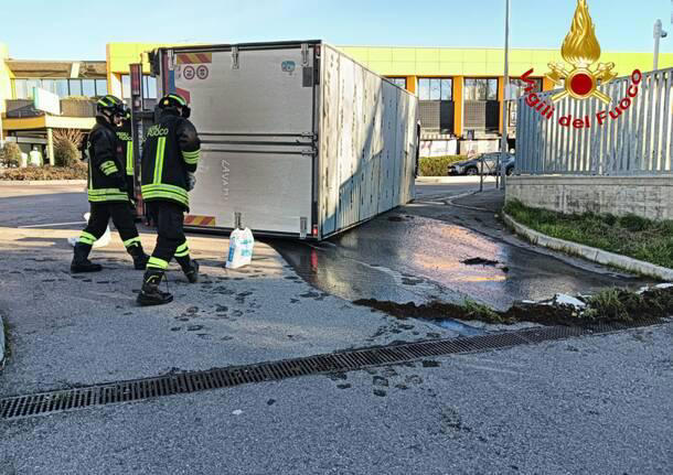 Incidente a Cislago, camion si ribalta: gasolio sulla strada. Traffico in tilt