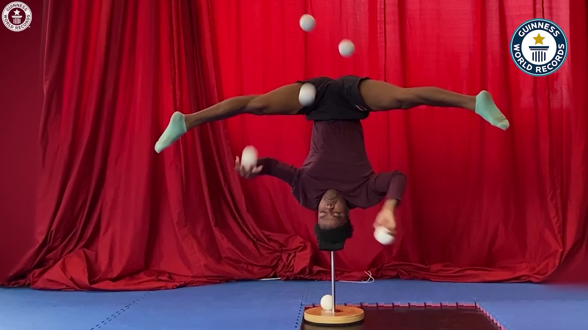 Le record de jonglerie de Jose Valencia en équilibre sur la tête