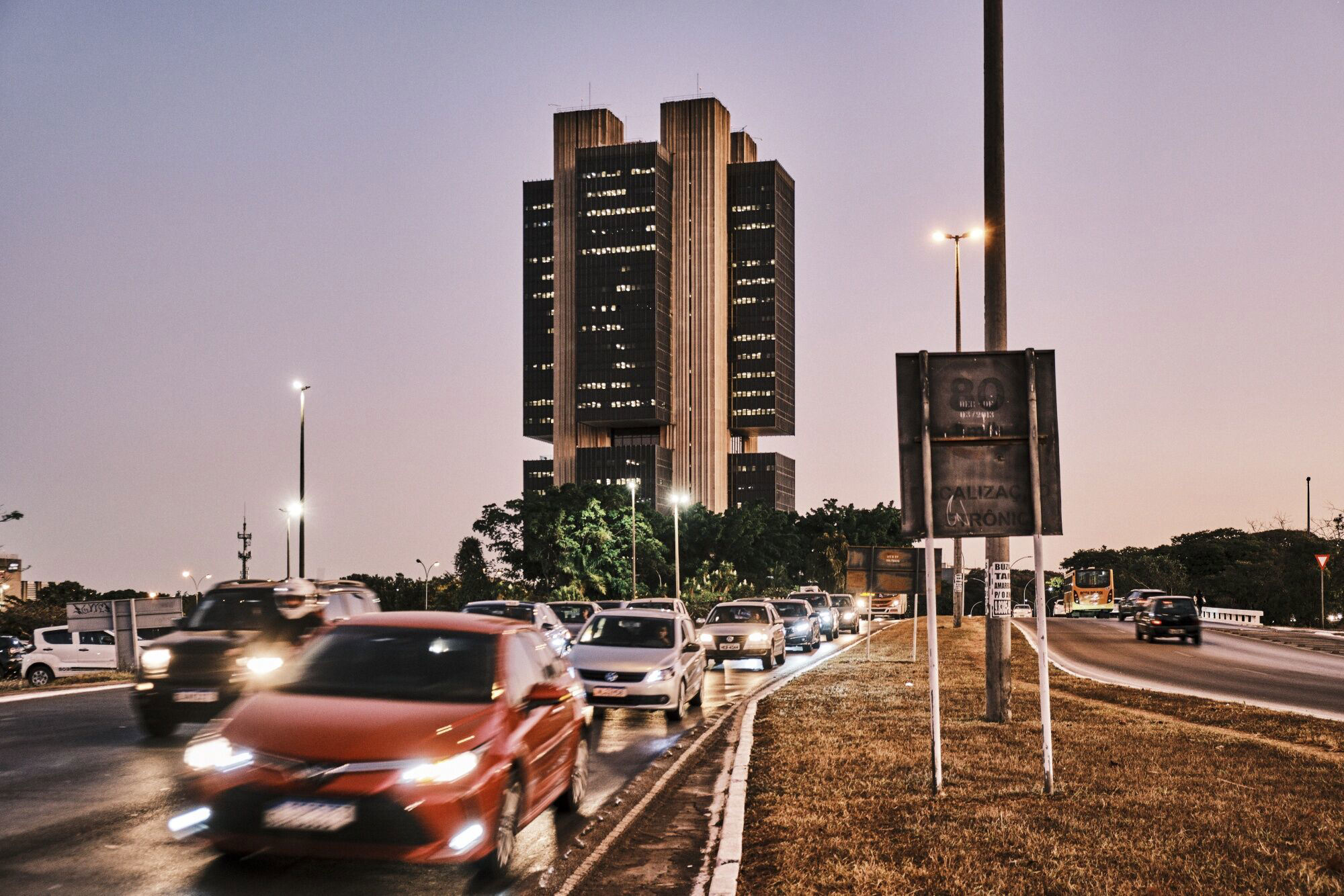 Brazil Central Bank Offers to Sell $3 Billion as Real Weakens Brazil Central Bank Offers to Sell $3 Billion as Real Weakens