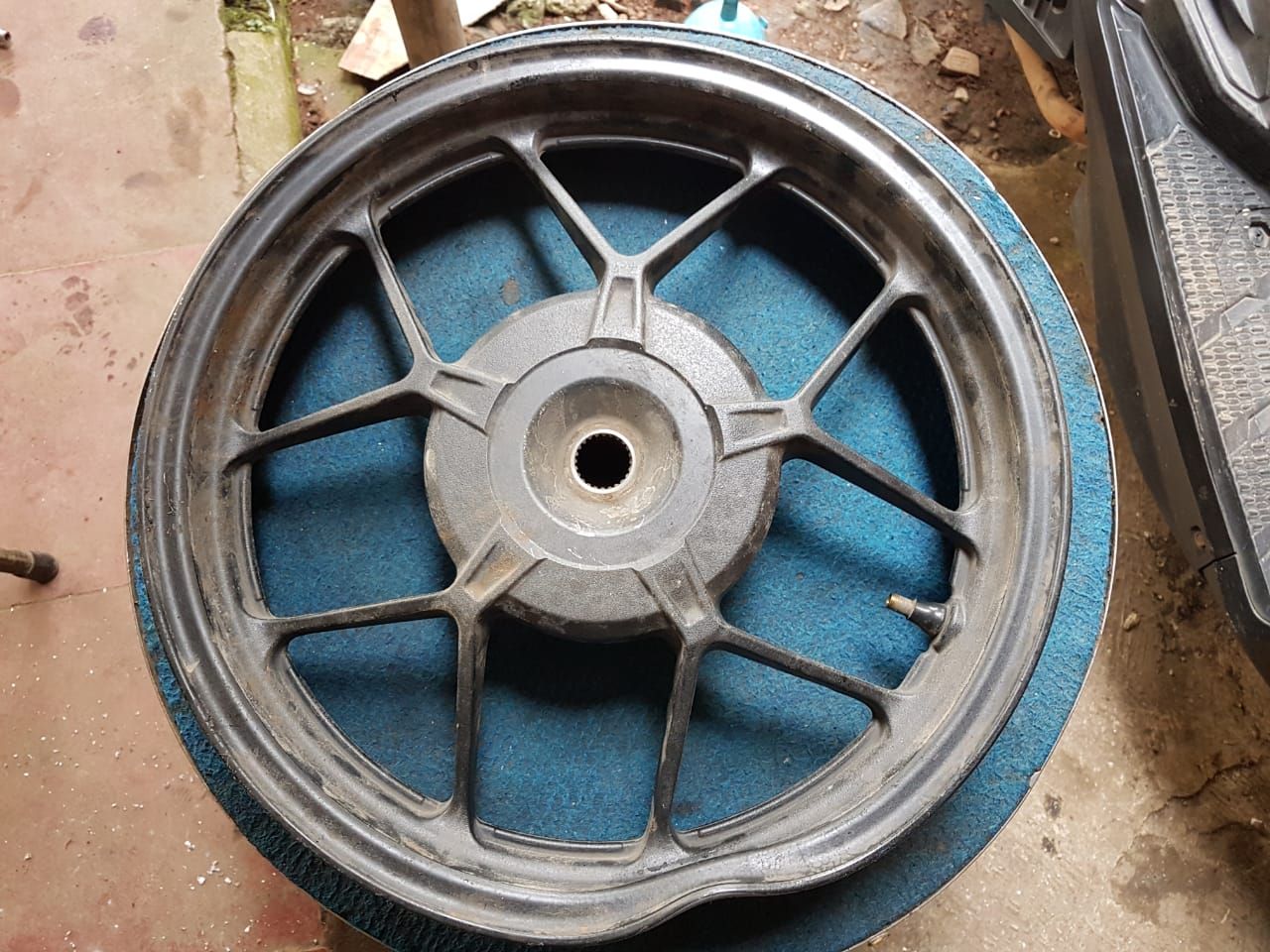 Bukan Goyang, Begini Gejala yang Muncul Saat Pelek Motor Peang