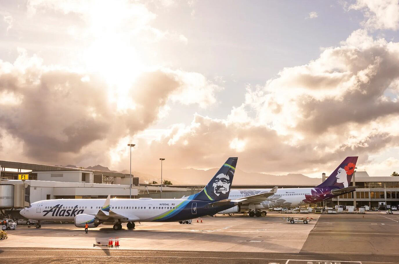 Alaska Airlines passenger opens emergency exit, climbs onto wing of ... Alaska Airlines passenger opens emergency exit, climbs onto wing of ...