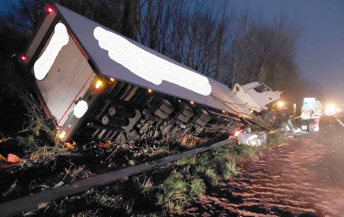 Drivers warned to expect long delays on the M40 after lorry overturns ... Drivers warned to expect long delays on the M40 after lorry overturns ...