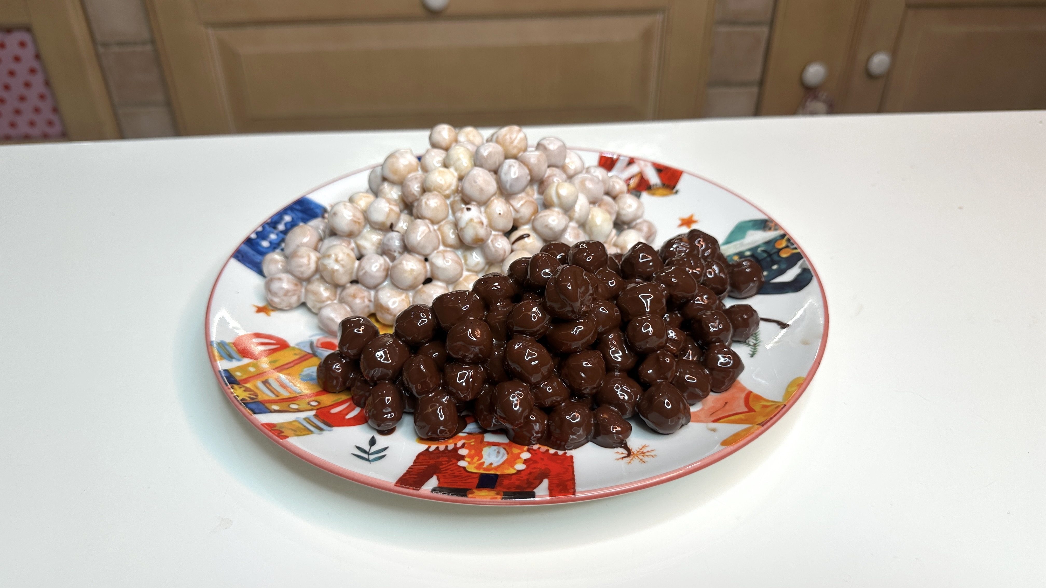 Pignolata: la ricetta del dessert siciliano con glassa al cioccolato e ...