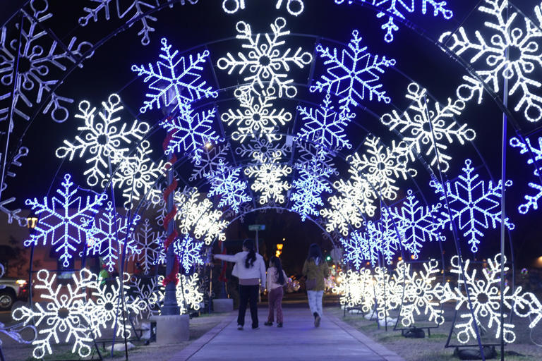 Glendale Glitters is back for 2025. Here's how long lights will be on